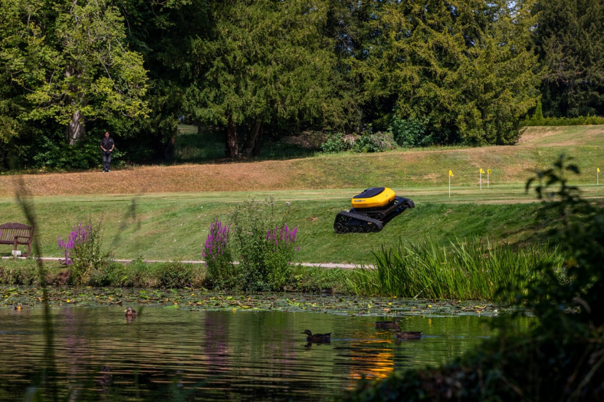 Mulčovač McConnel Robocut2 RC28 - AGRICO, s.r.o.