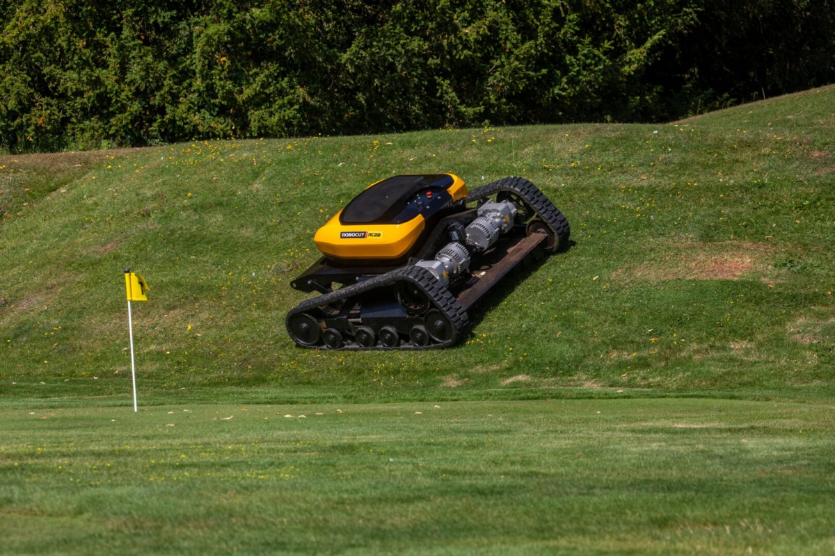 Mulčovač McConnel Robocut2 RC28 - AGRICO, s.r.o.